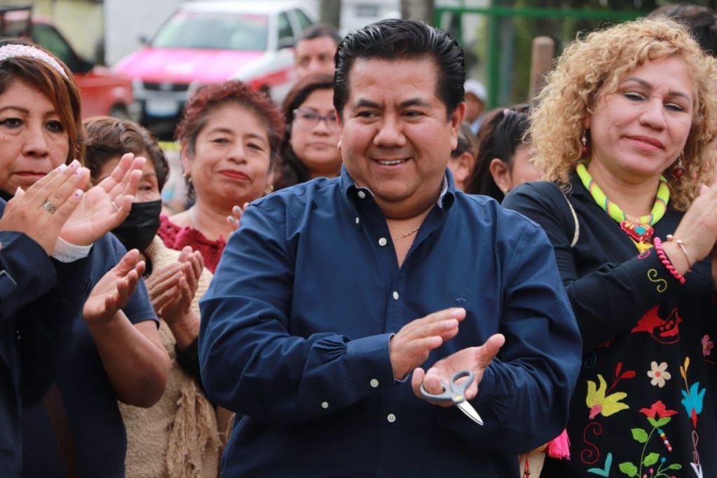 Papantla: Entrega Eric Domínguez parque infantil en el sector Cardenales