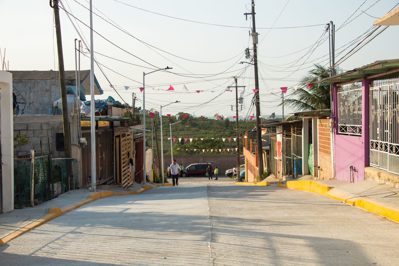 Poza Rica: Fernando Remes entrega pavimentación en la colonia El Mollejón