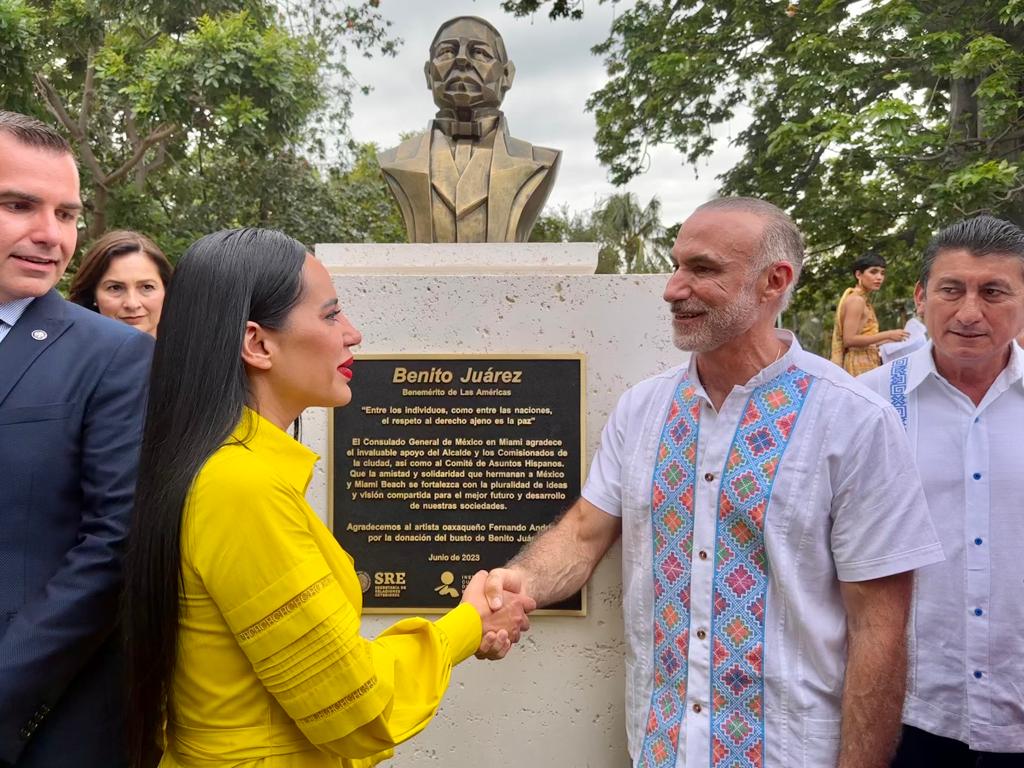 Asiste Sandra Cuevas a la develación de busto de Benito Juárez en ...